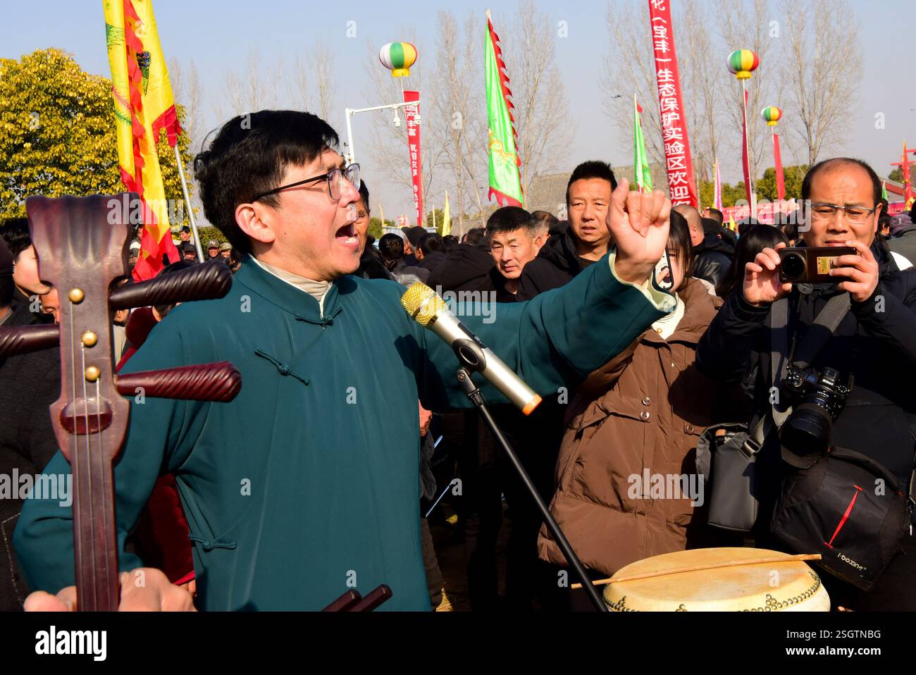 (250210) -- BAOFENG, Feb. 10, 2025 (Xinhua) -- A folk artist performs ...