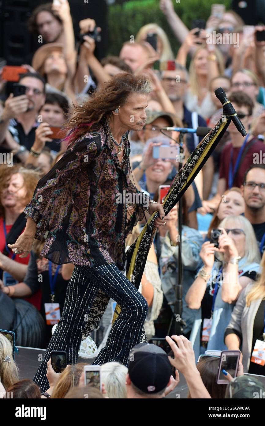 Steven Tyler of Aerosmith performing on NBC's Today Show at Rockefeller ...