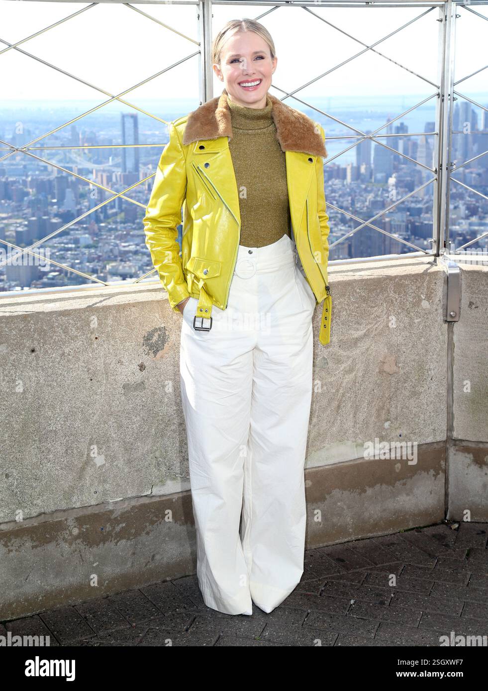 Kristen Bell at the Empire State Building in New York City to ...
