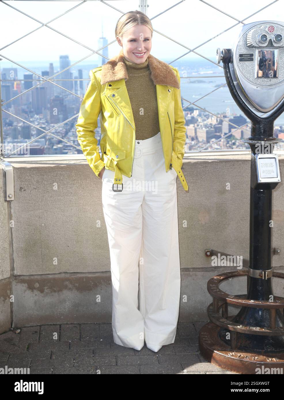 Kristen Bell at the Empire State Building in New York City to ...