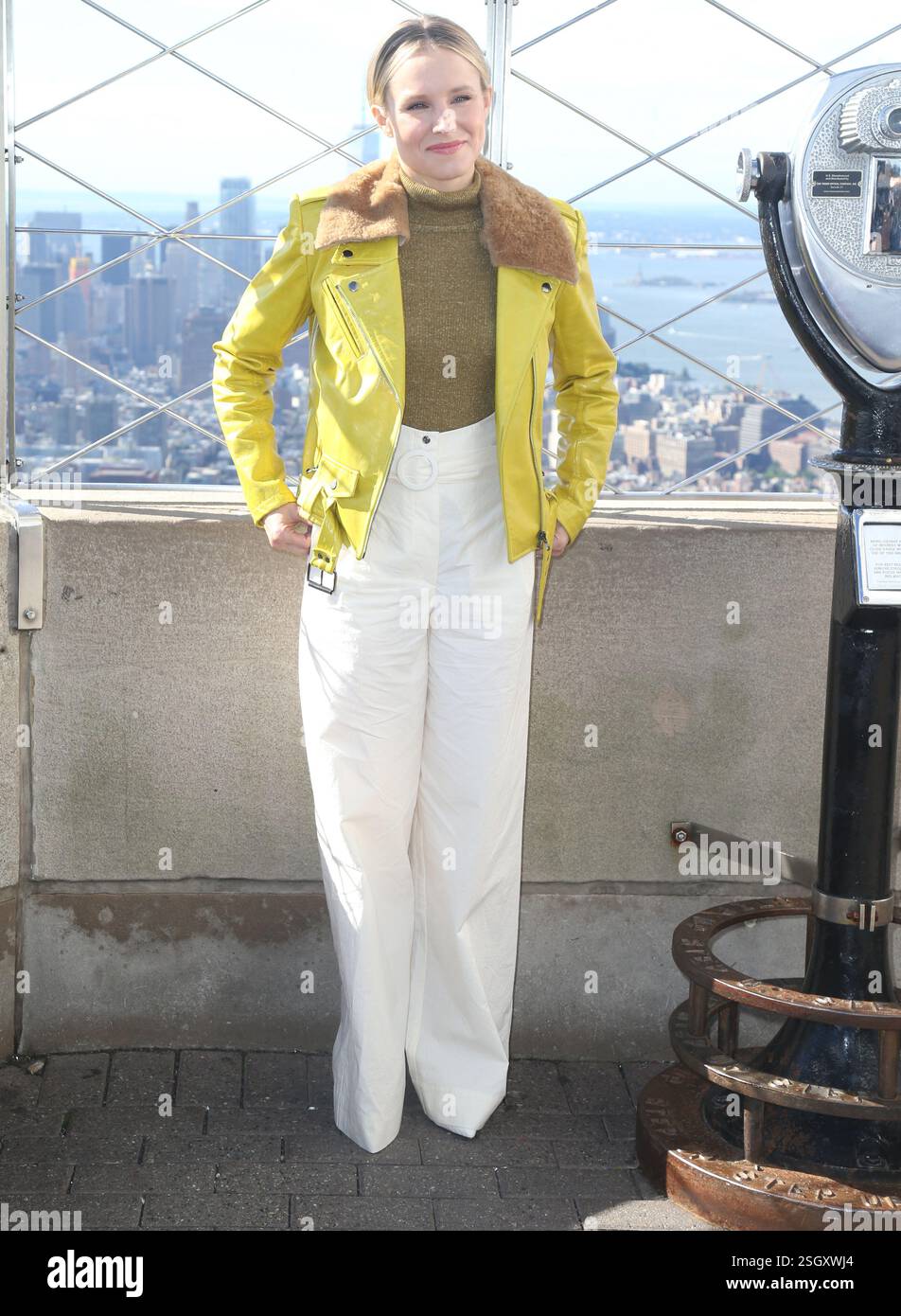 Kristen Bell at the Empire State Building in New York City to ...