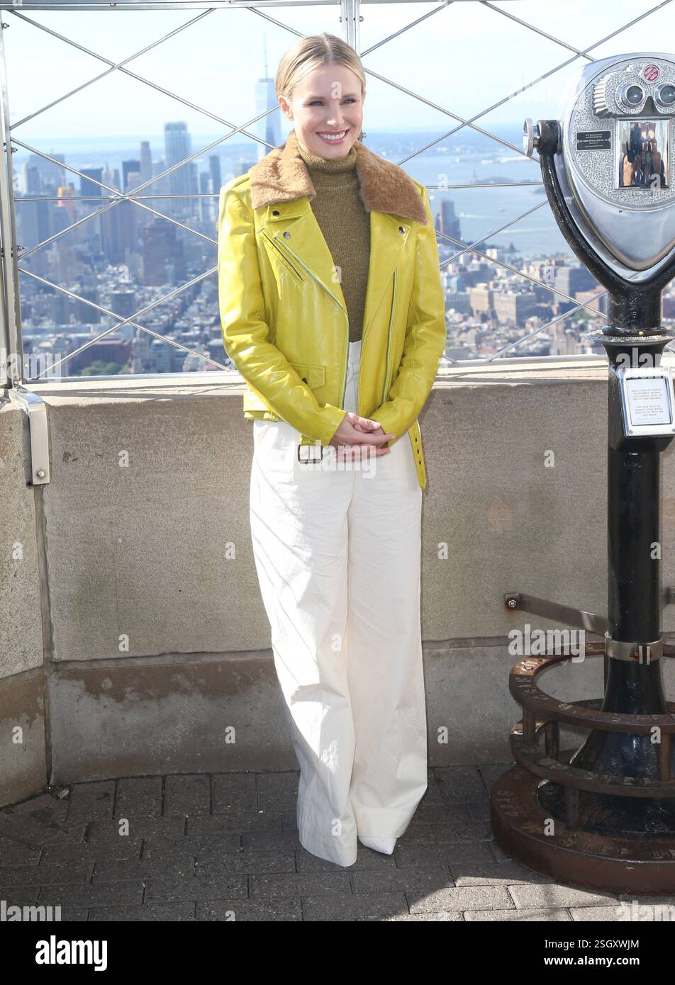 Kristen Bell at the Empire State Building in New York City to ...