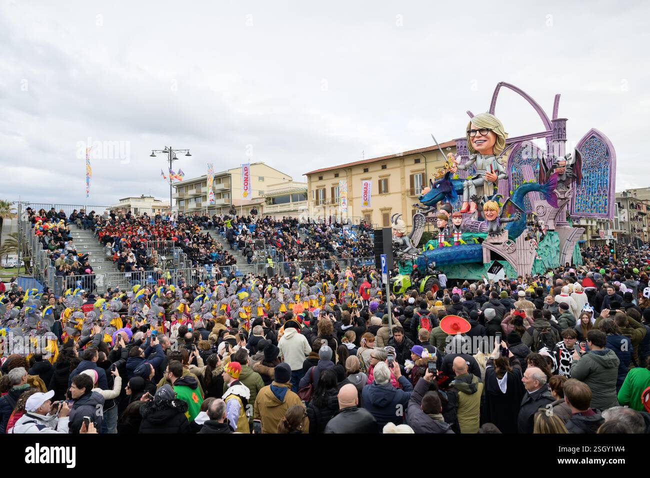 First masked course of the Viareggio Carnival 2025 in the photo First ...