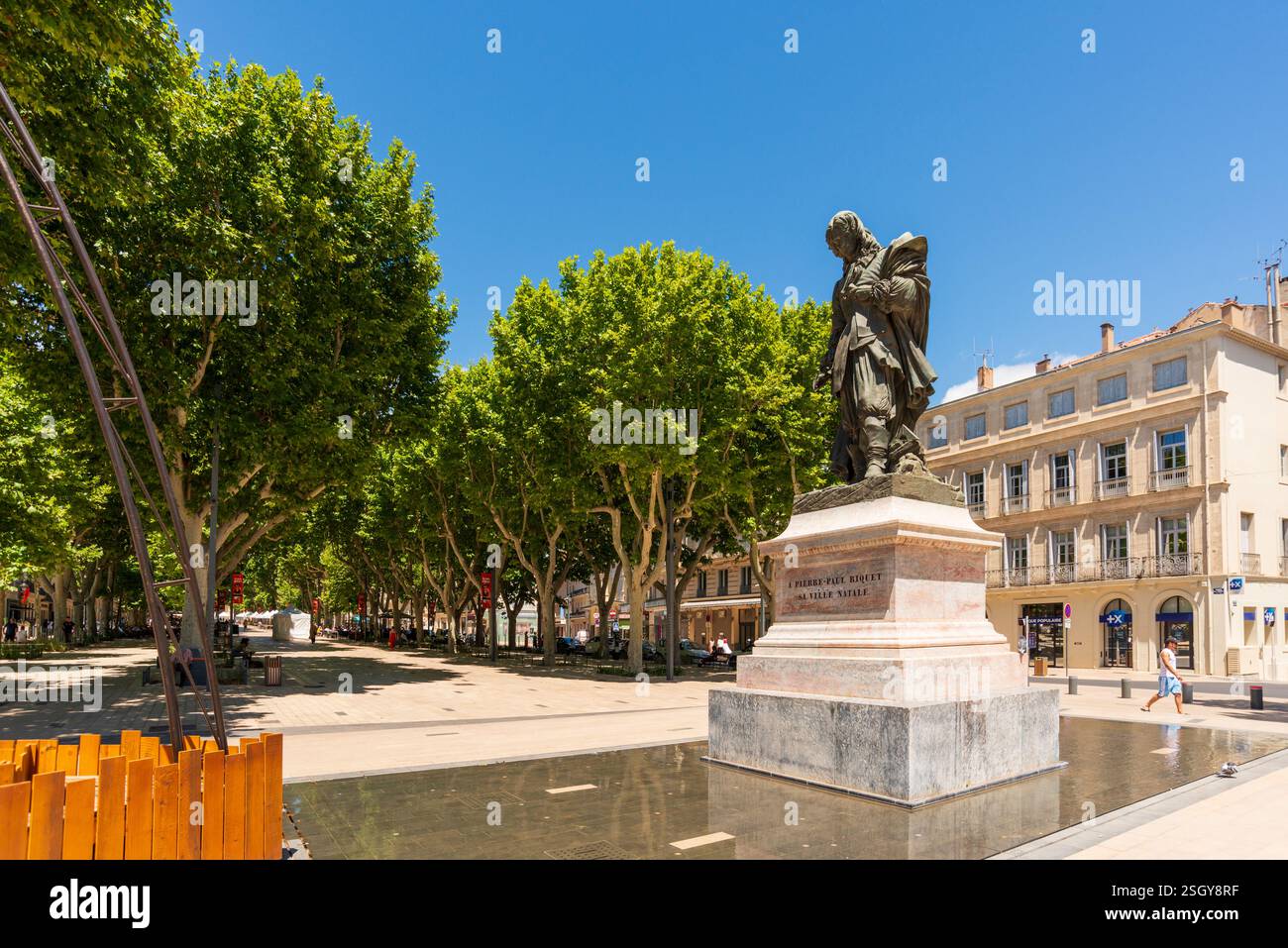Tree line avenue statue hi-res stock photography and images - Alamy