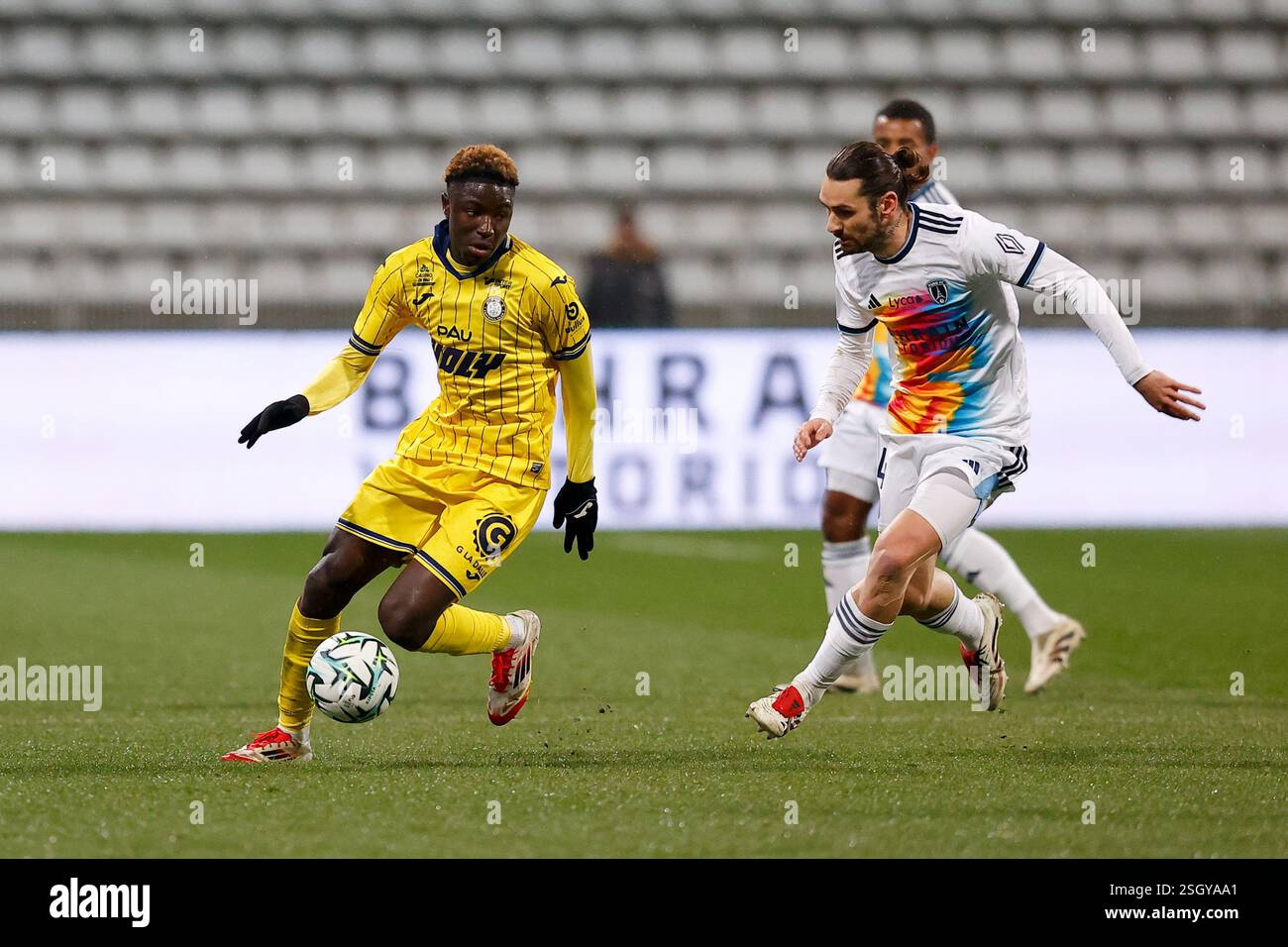 09 Pathe MBOUP (pau) - 04 Vincent MARCHETTI (pfc) during the Ligue 2 ...