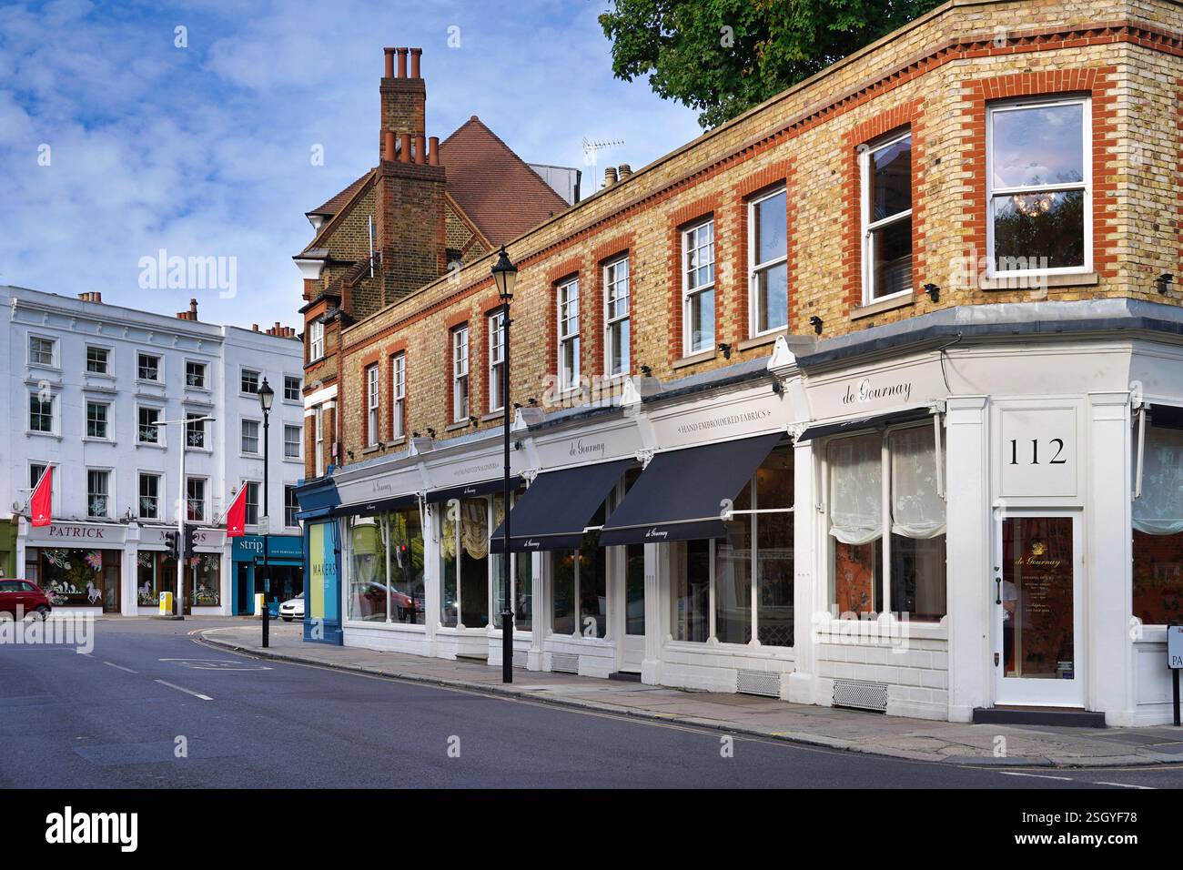 Chelsea area of London, main street with distinctive shops Stock Photo ...