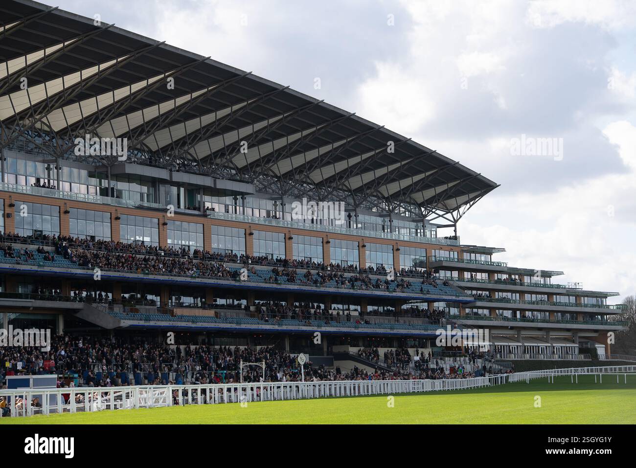 Ascot jumps grandstand hi-res stock photography and images - Alamy