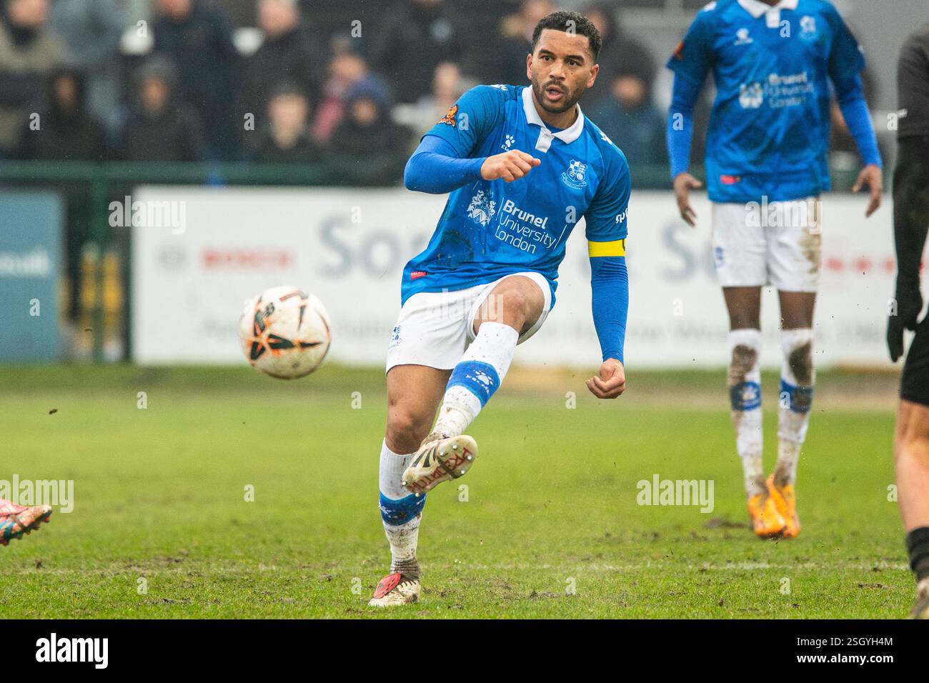 Adrian Mariappa passing the ball in Wealdstone Vs Gateshead 08/02/25 ...
