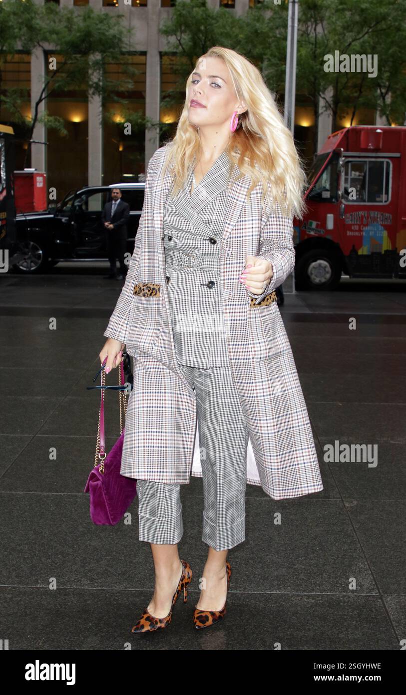 Actress Busy Philipps seen out in Midtown Manhattan on October 16 2018 ...