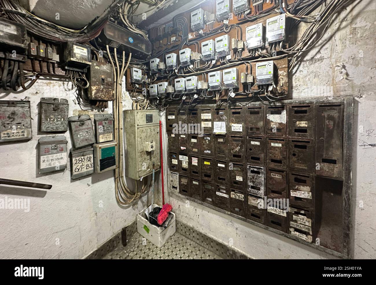 07.12.2023, Hong Kong, Hongkong, CHN - Stromzaehler und Briefkaesten in einem Hausflur ...