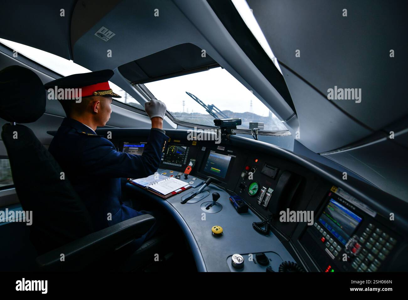 (250210) -- DUYUN, Feb. 10, 2025 (Xinhua) -- Lu Jinsheng drives a ...