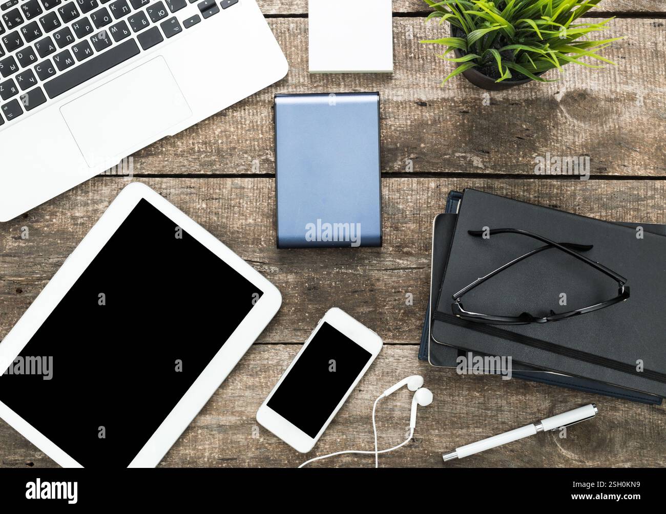Office setup featuring table hi-res stock photography and images - Alamy