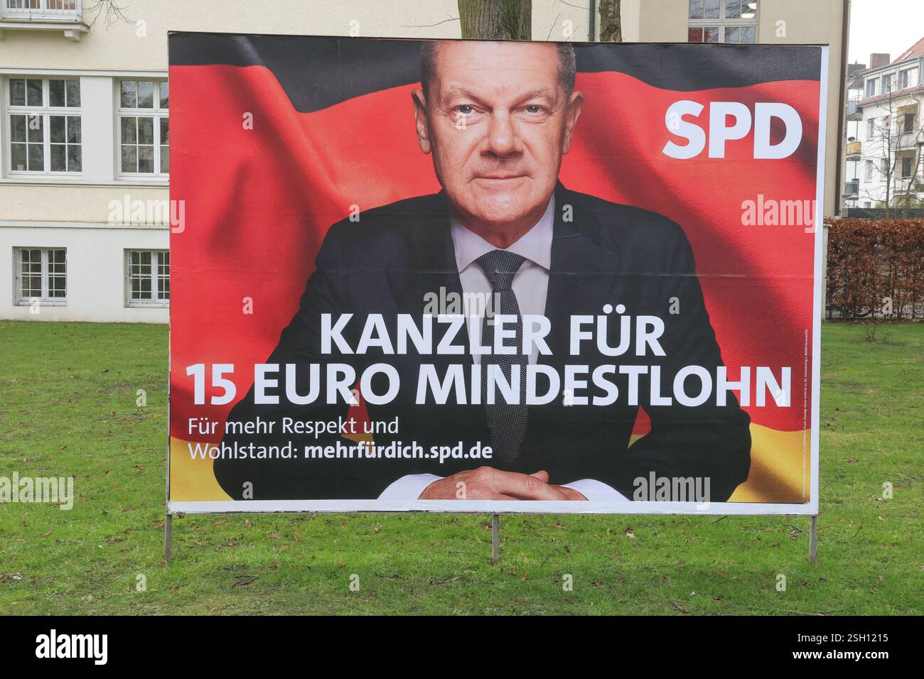 Bundestagswahl 2025. Wahlplakat der SPD Olaf Scholz Kanzler für 15 Euro Mindestlohn. Münster ...