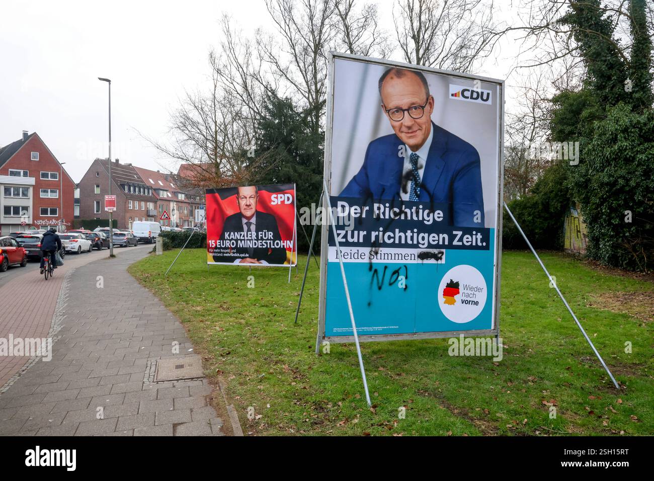 Bundestagswahl 2025. Wahlplakat der CDU Friedrich Merz beschädigt ...