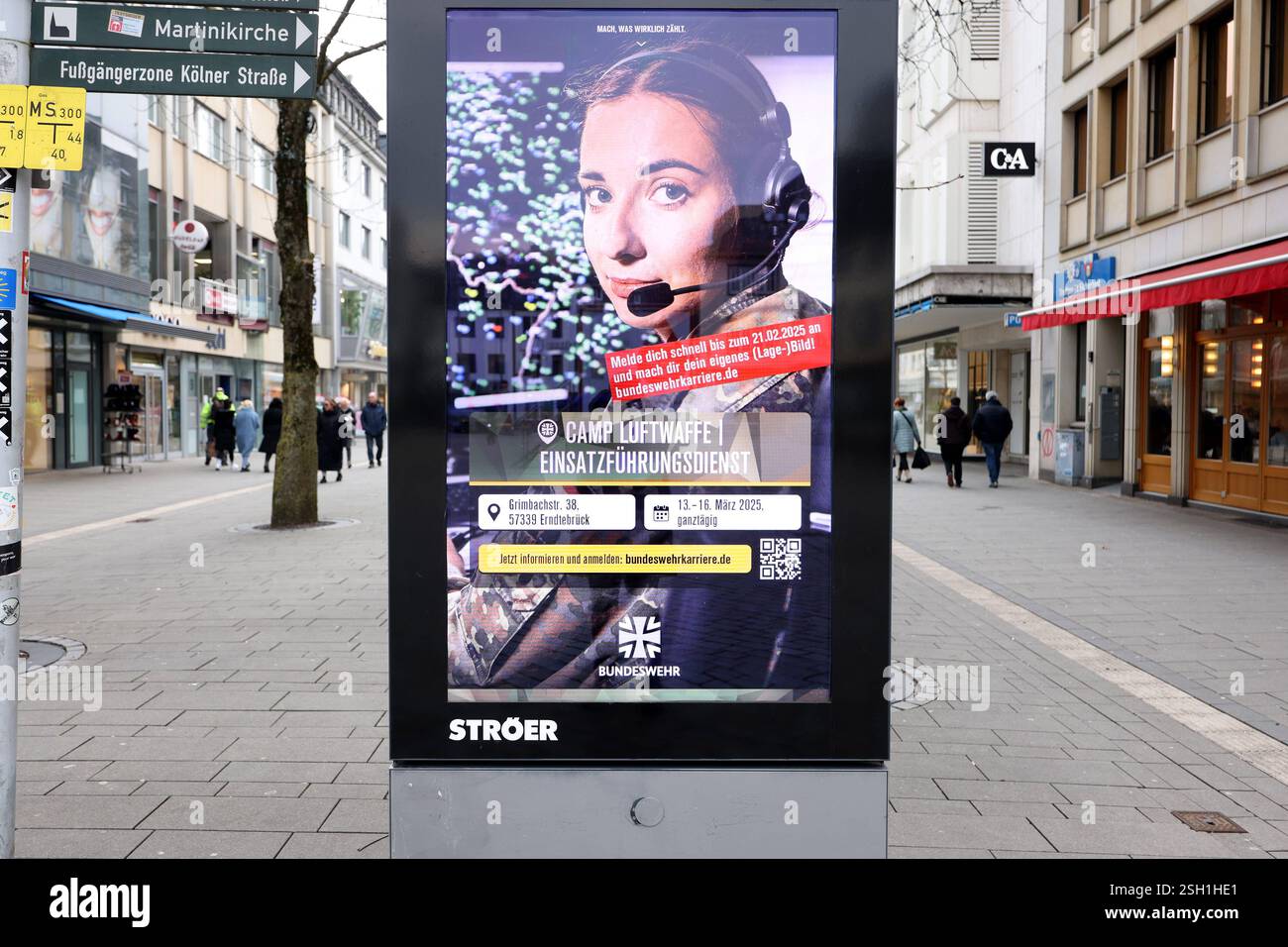 Smart City, Ströer Stroer Werbescreen in der Bahnhofstrasse Bahnhofstraße in Siegen mit Werbung ...
