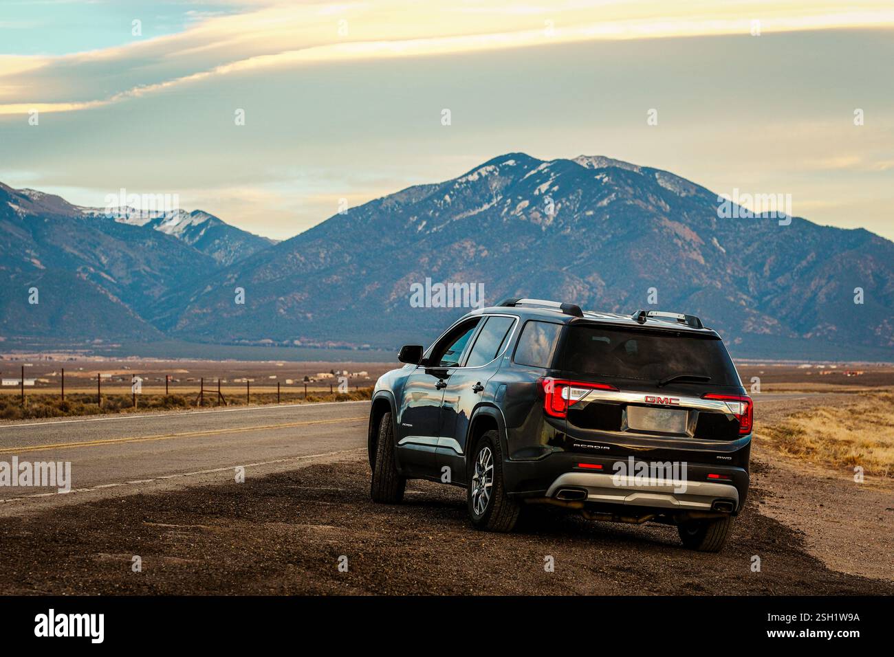 Rugged mountain range silhouette hi-res stock photography and images ...