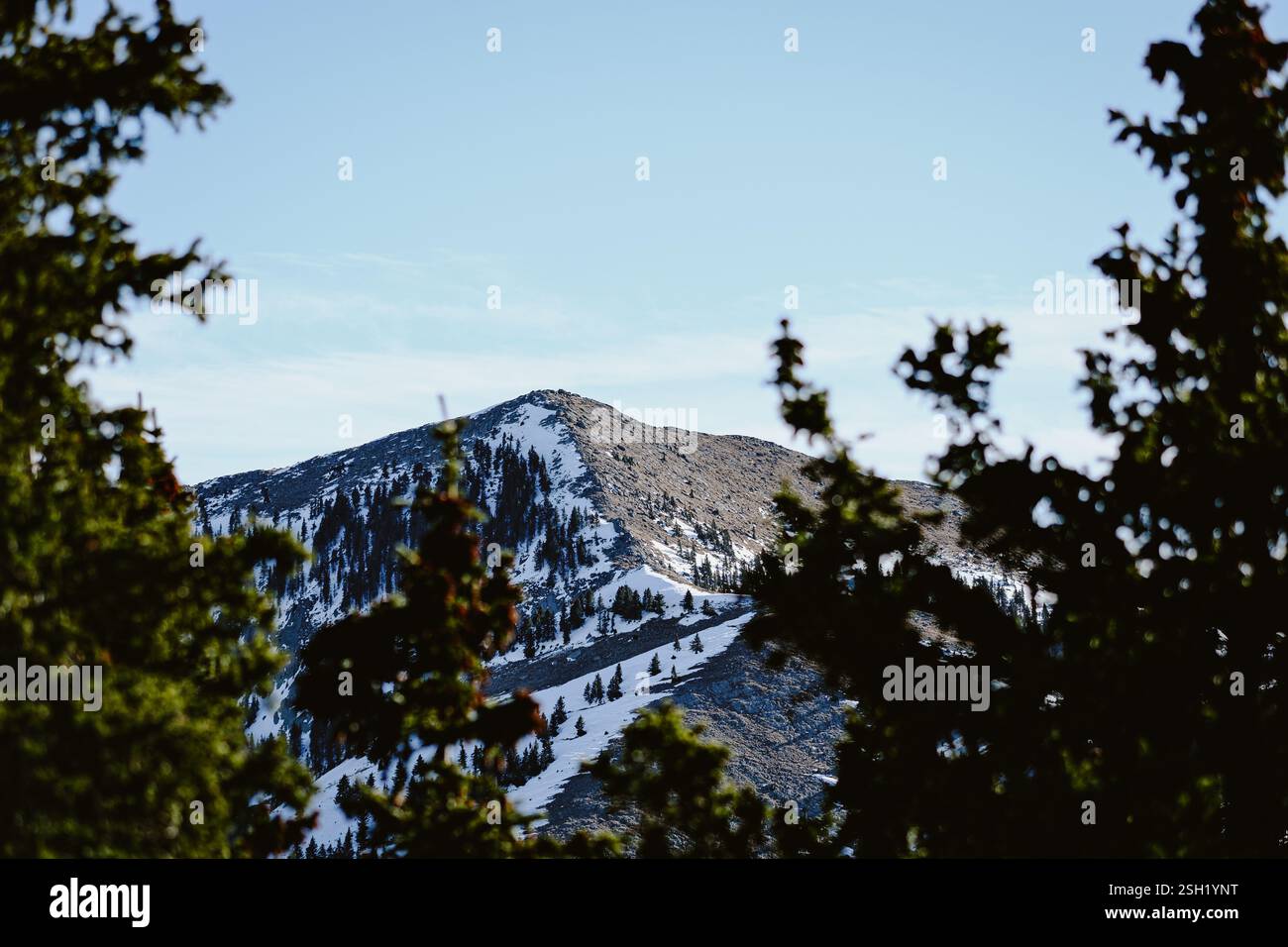 Snowy mountain range icy hills hi-res stock photography and images - Alamy