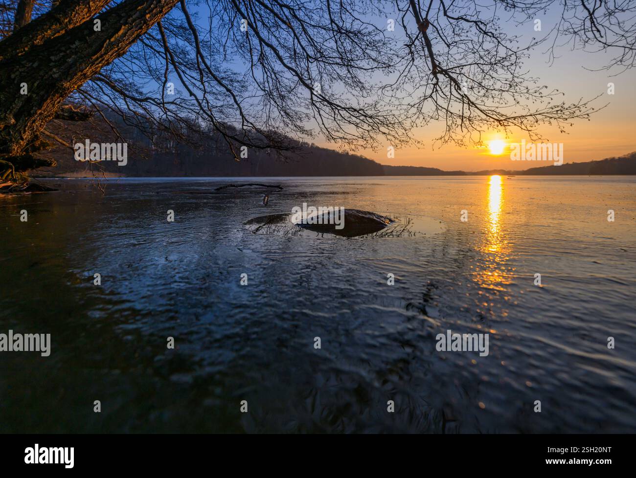 Heinersdorf, Germany. 10th Feb, 2025. The sunset shines over Lake ...