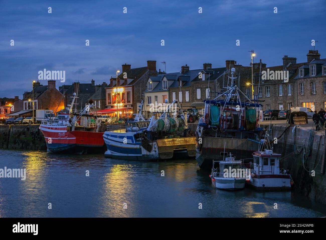 Barfleur, Normandie, Frankreich - Fischerboote am Quai im Hafen von ...