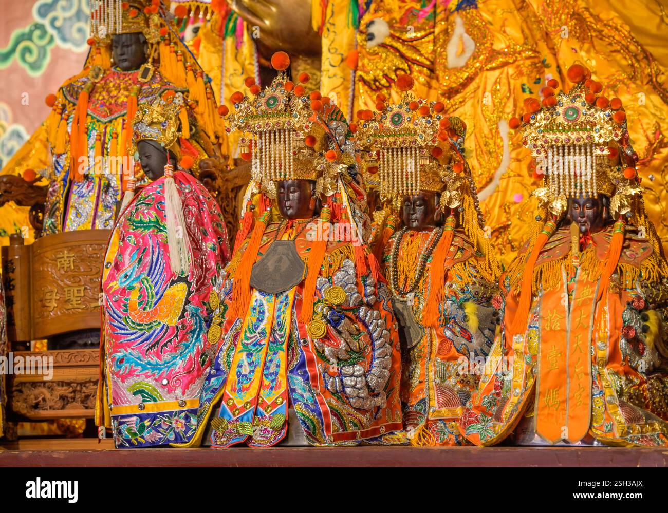 Kleinere Figuren am Hauptaltar des Tainan Grand Mazu Temple, Yongfu Rd ...