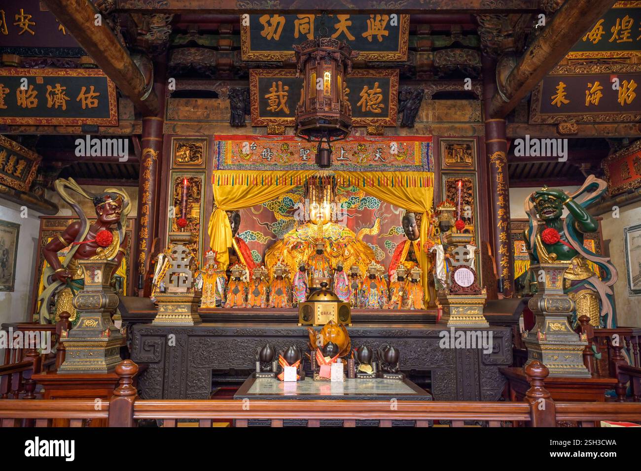 Hauptaltar mit Statue der Göttin Mazu, Tainan Grand Mazu Temple, Yongfu ...