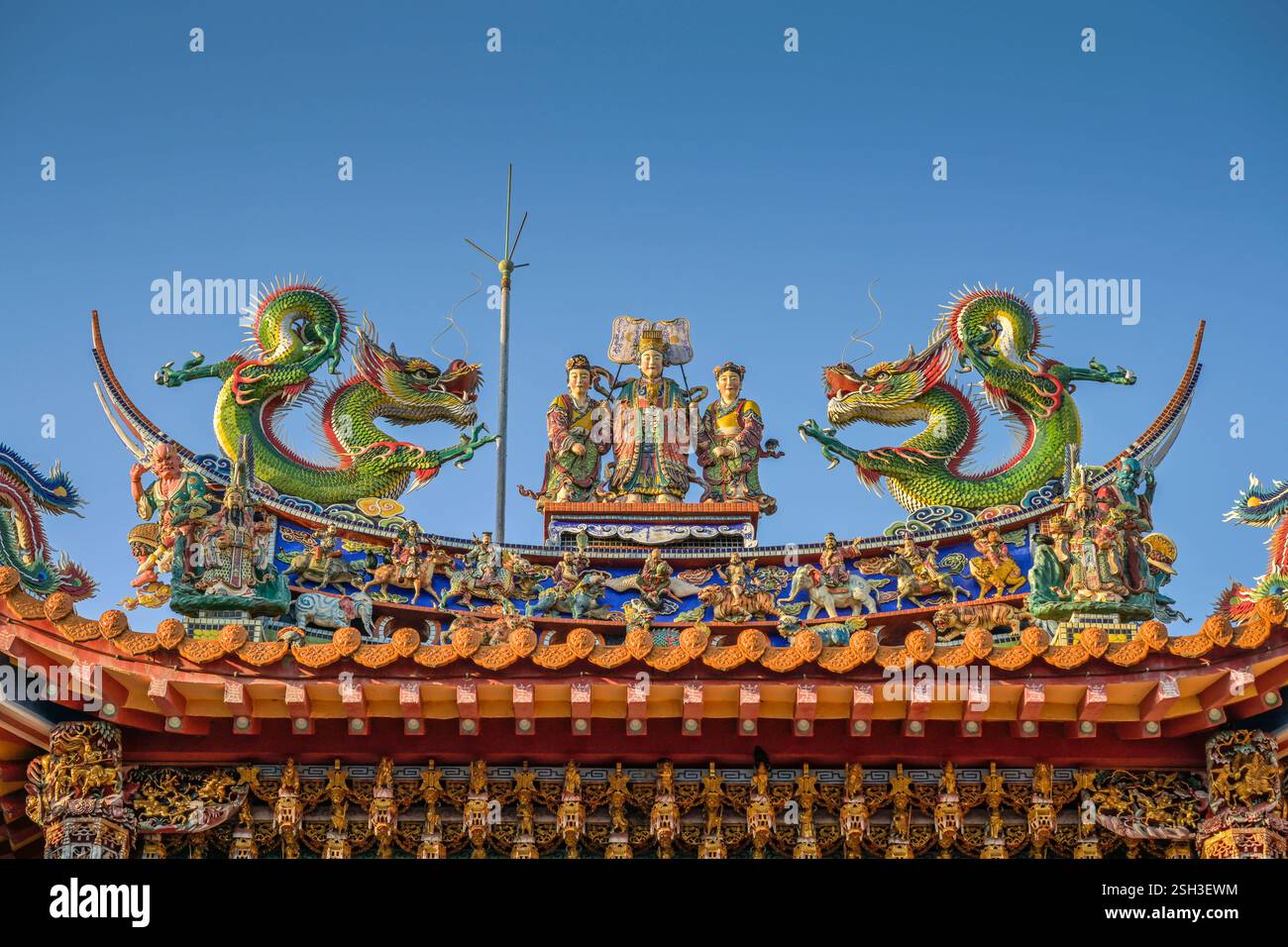 Dachfiguren auf dem Portal, Anping Kaitai Tianhou Mazu Temple, Tainan ...