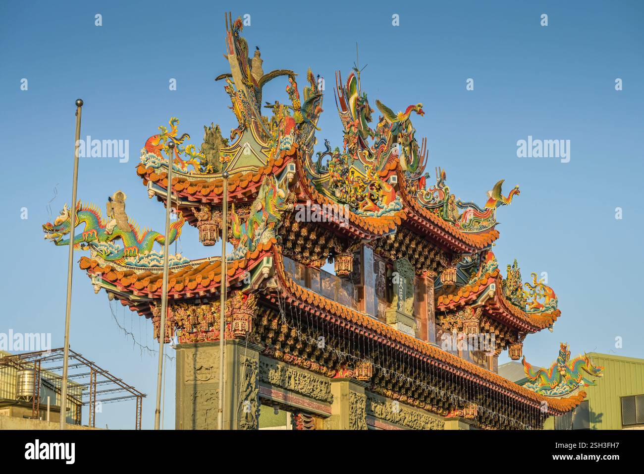 Dachfiguren auf dem Portal, Anping Kaitai Tianhou Mazu Temple, Tainan ...