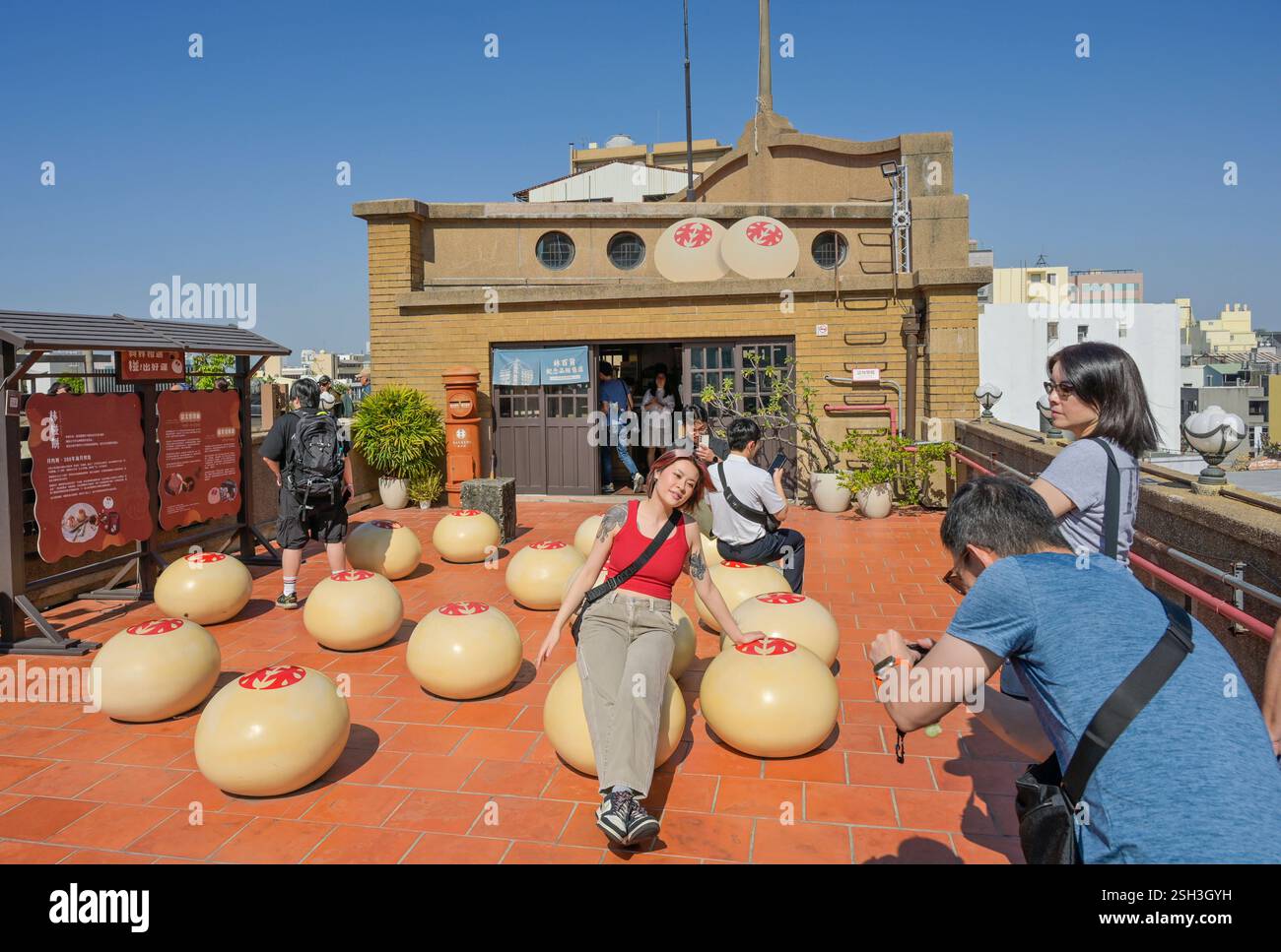 Touristen auf dem Dach Hayashi Department Store, Zhongyi Rd, West Central District, Tainan ...