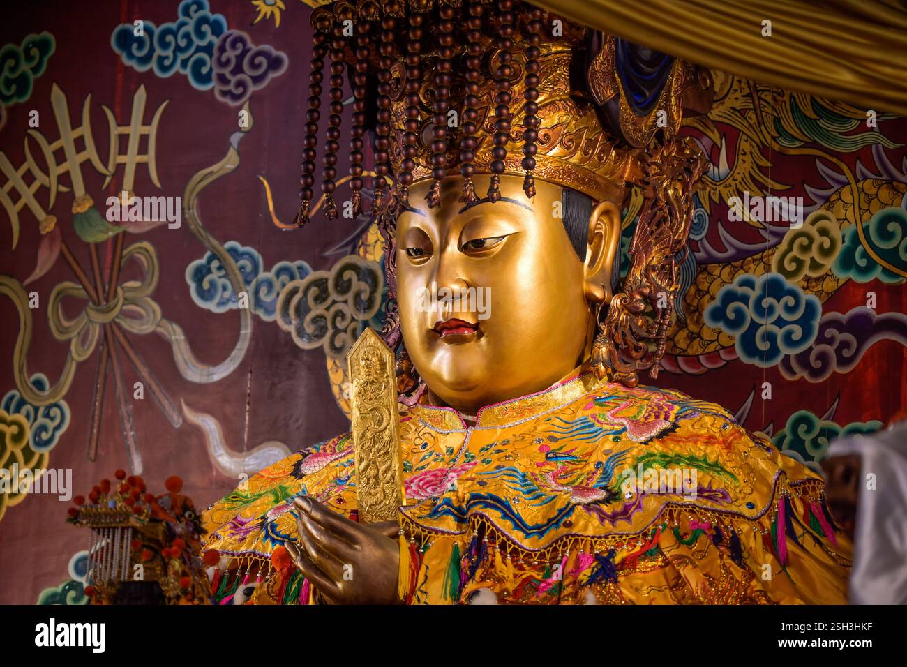 Hauptaltar mit Statue der Göttin Mazu, Tainan Grand Mazu Temple, Yongfu ...