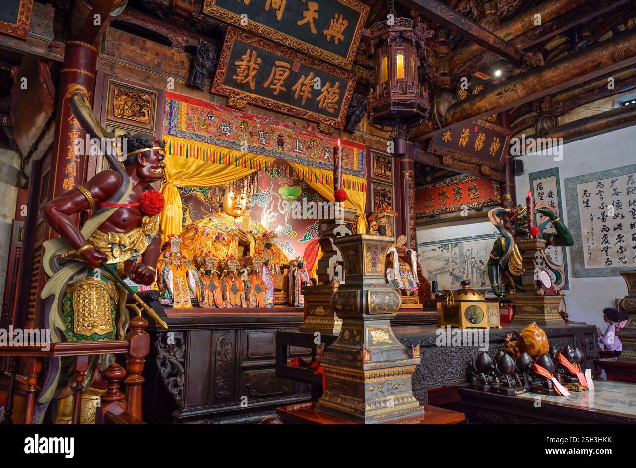 Hauptaltar mit Statue der Göttin Mazu, Tainan Grand Mazu Temple, Yongfu ...