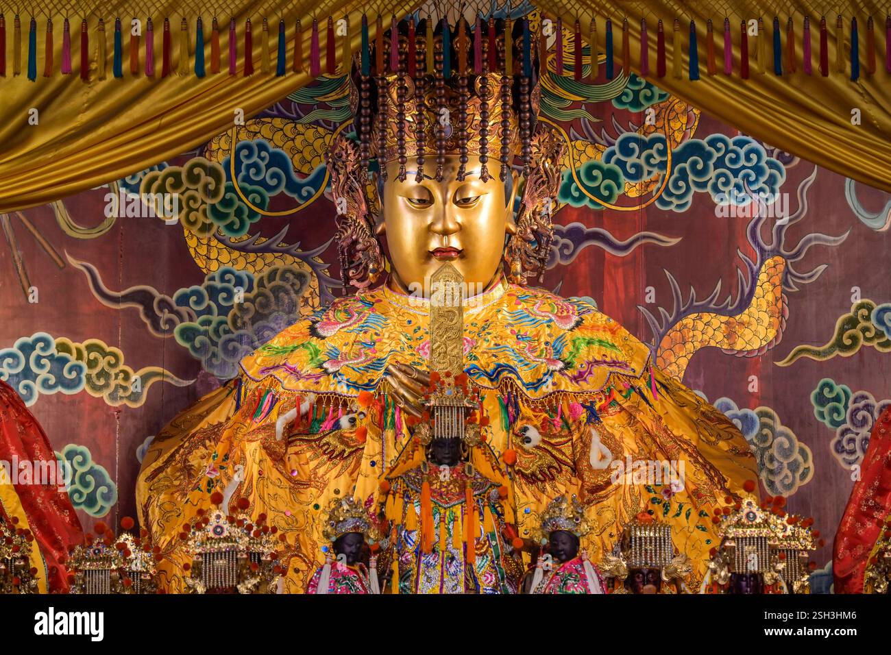 Hauptaltar mit Statue der Göttin Mazu, Tainan Grand Mazu Temple, Yongfu ...