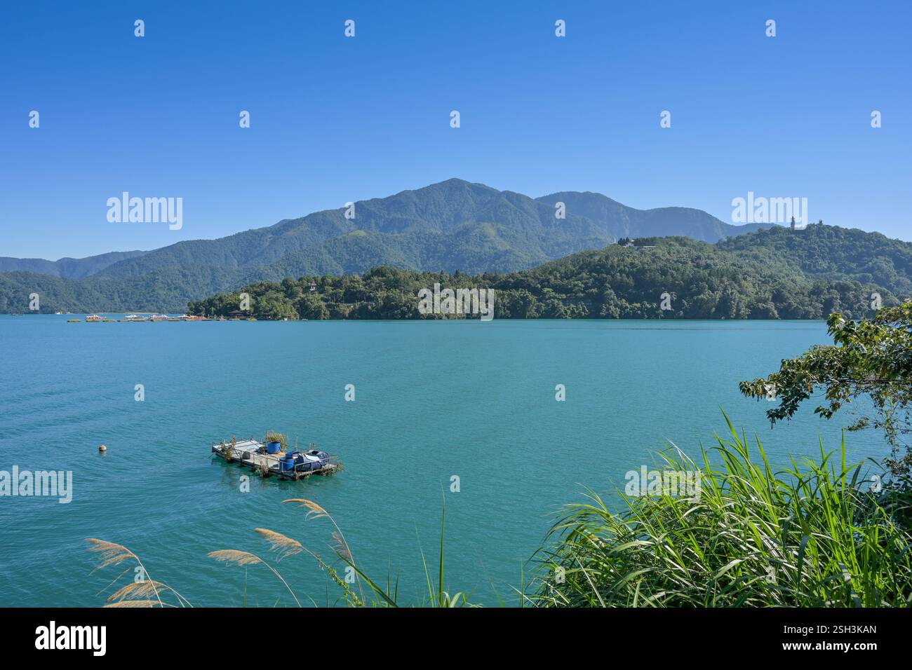 Berglandschaft am südlichen Ufer des Sonne-Mond-See, Yuchi Township ...