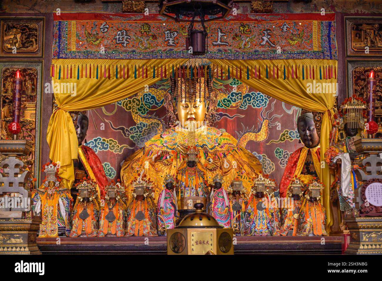 Hauptaltar mit Statue der Göttin Mazu, Tainan Grand Mazu Temple, Yongfu ...