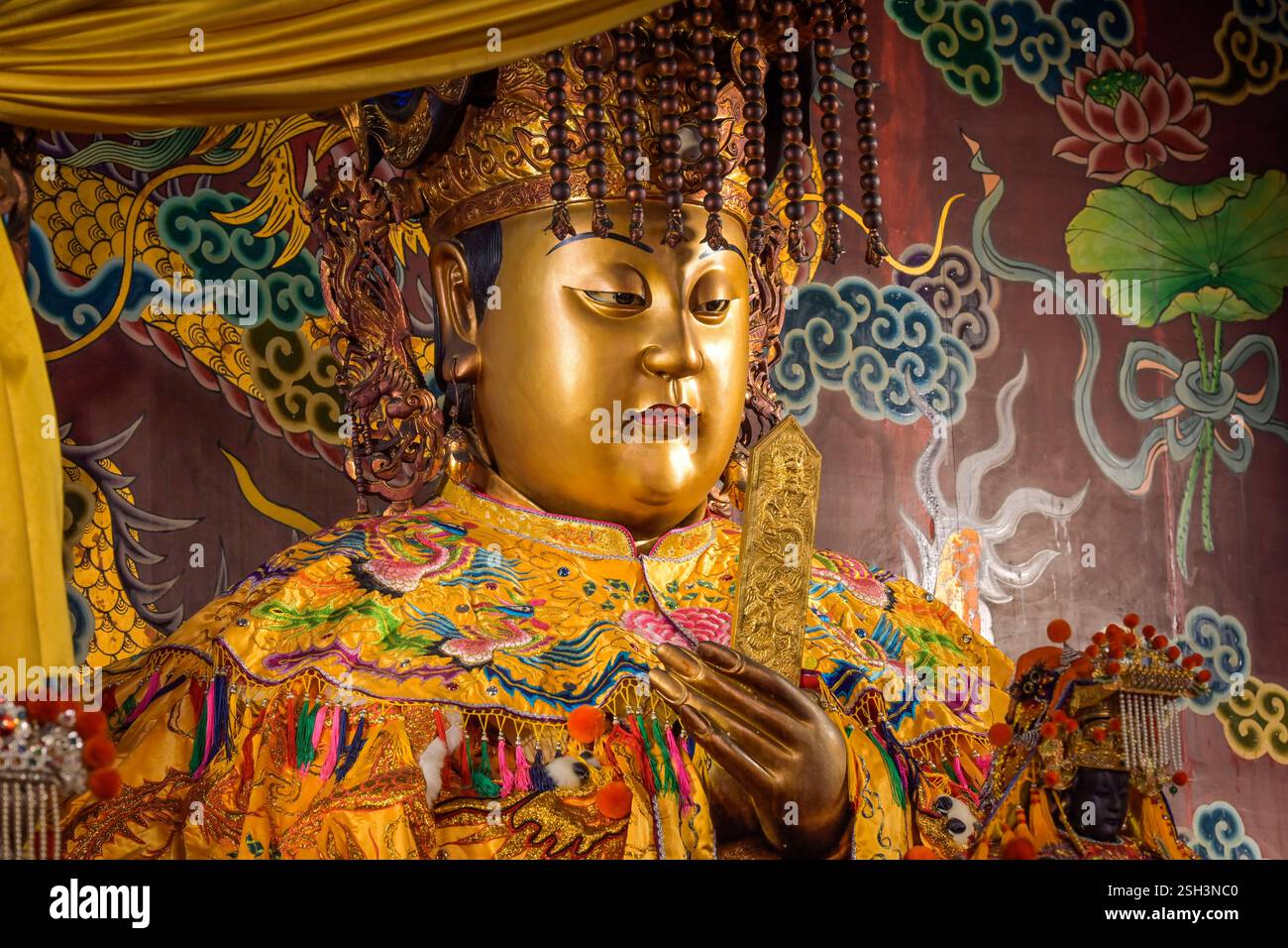 Hauptaltar mit Statue der Göttin Mazu, Tainan Grand Mazu Temple, Yongfu ...
