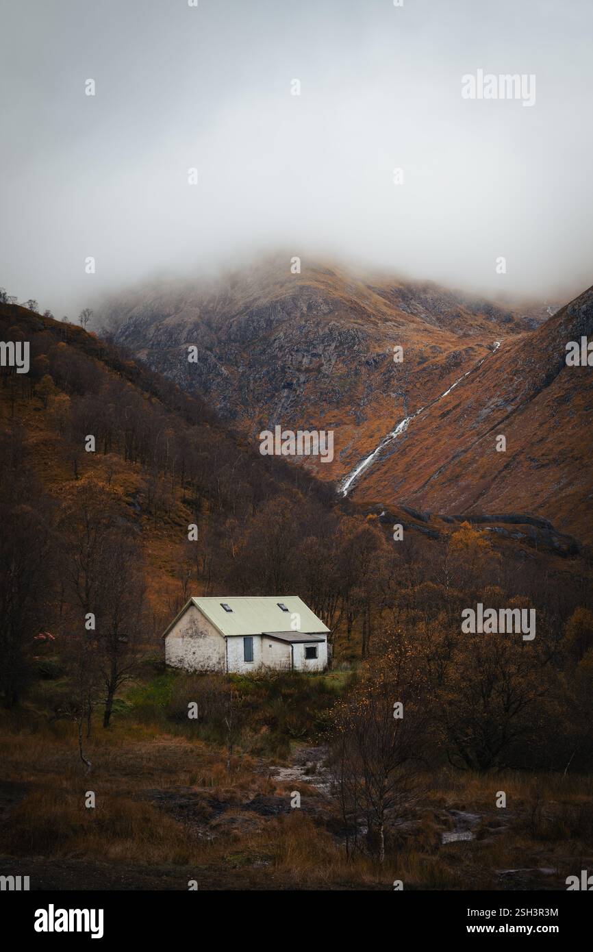 Mountain bothy scotland hi-res stock photography and images - Alamy
