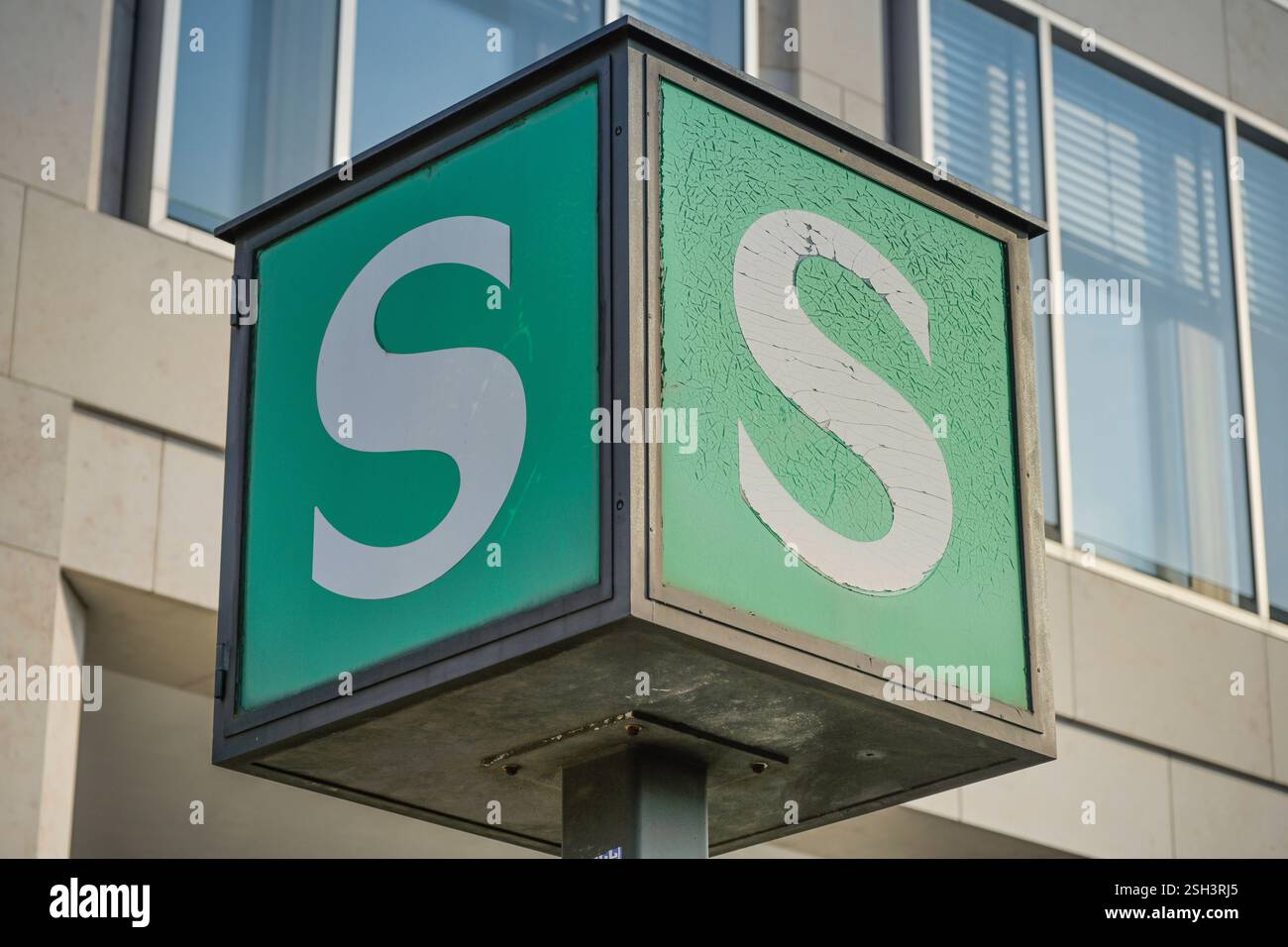Schild, Logo, Würfel, S-Bahn, Berlin, Deutschland *** Sign, logo, cube ...