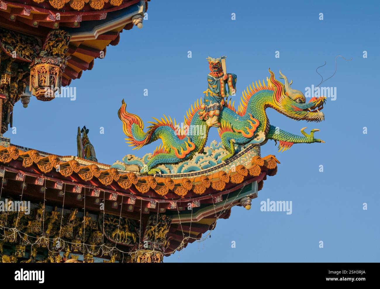Dachfiguren auf dem Portal, Anping Kaitai Tianhou Mazu Temple, Tainan ...