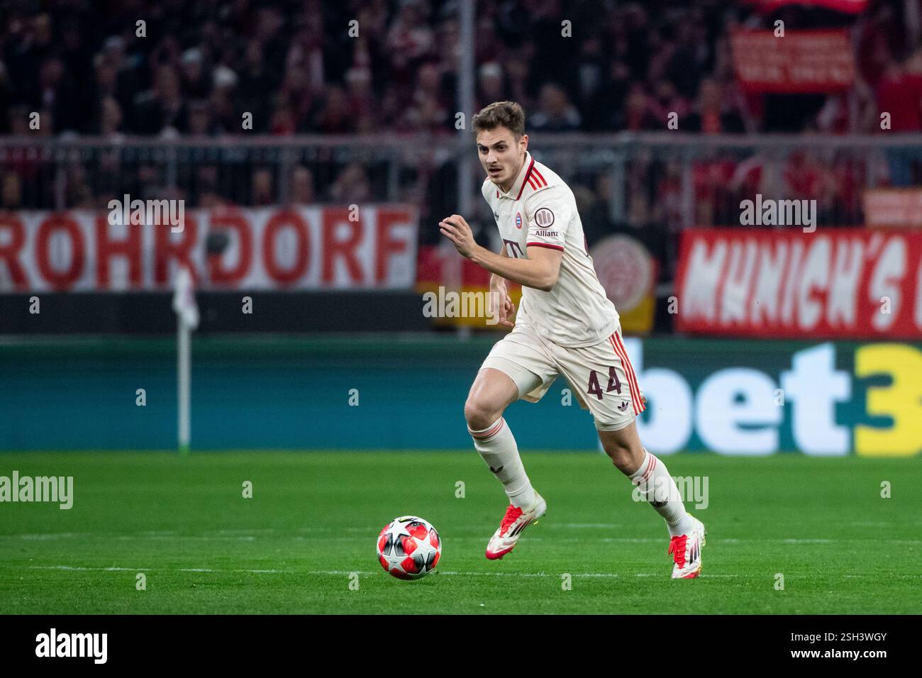 Josip Stanisic (FC Bayern Muenchen, #44) am Ball, GER, FC Bayern ...