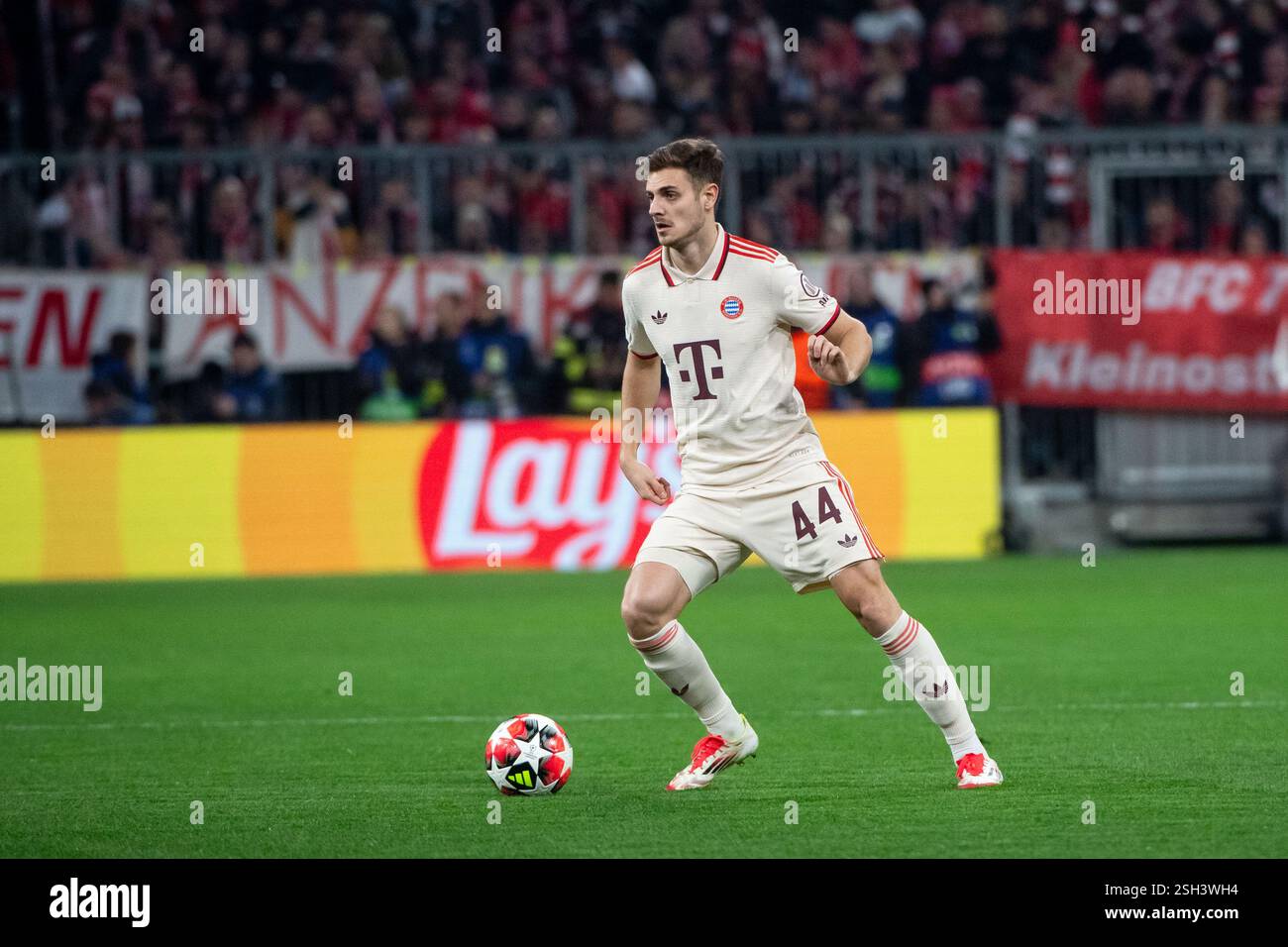 Josip Stanisic (FC Bayern Muenchen, #44) am Ball, GER, FC Bayern ...