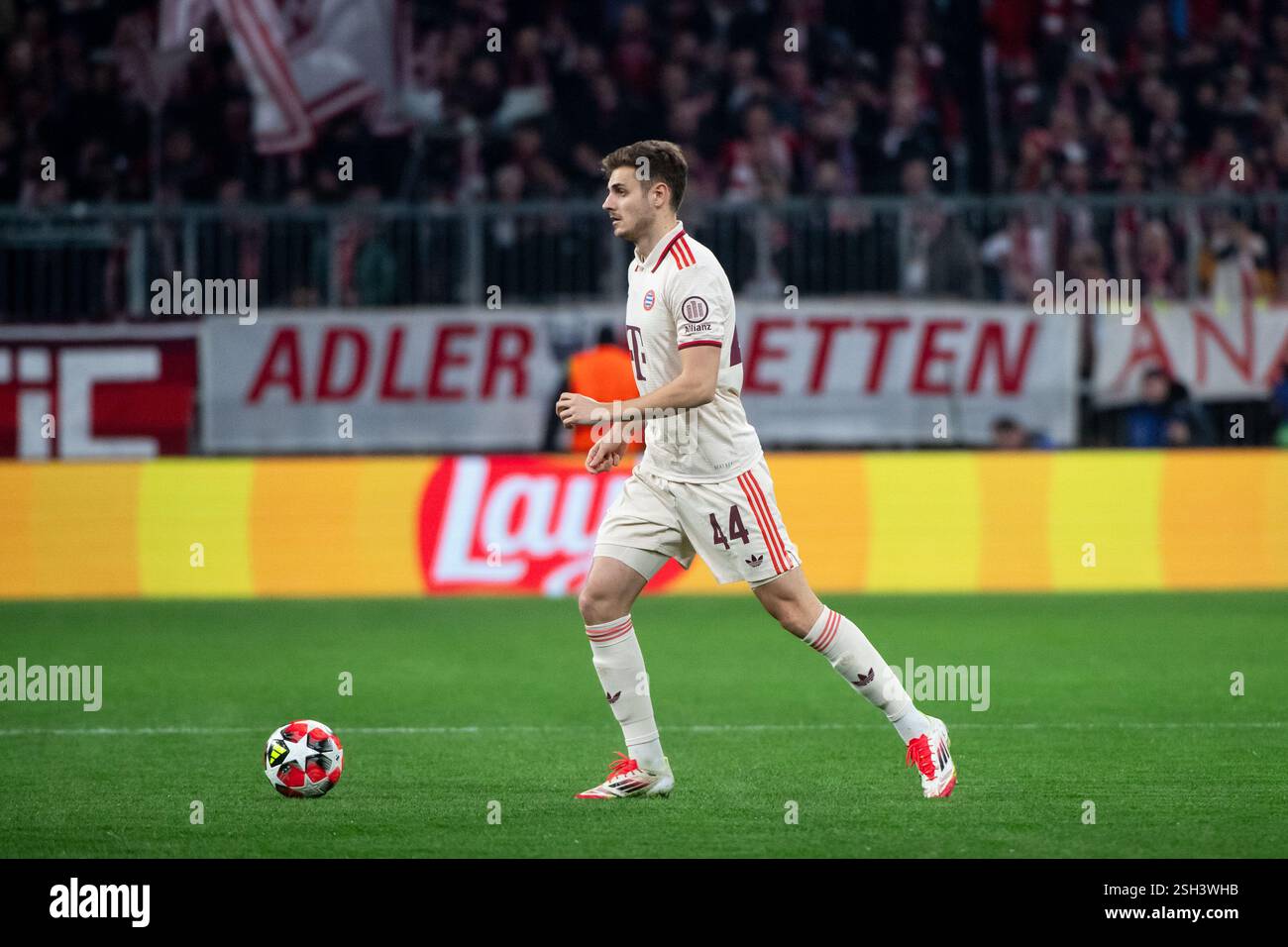 Josip Stanisic (FC Bayern Muenchen, #44) am Ball, GER, FC Bayern ...