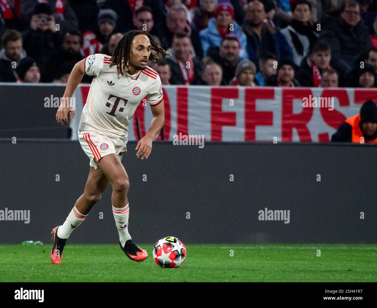 Sacha Boey (FC Bayern Muenchen, #23) am Ball, GER, FC Bayern Muenchen ...