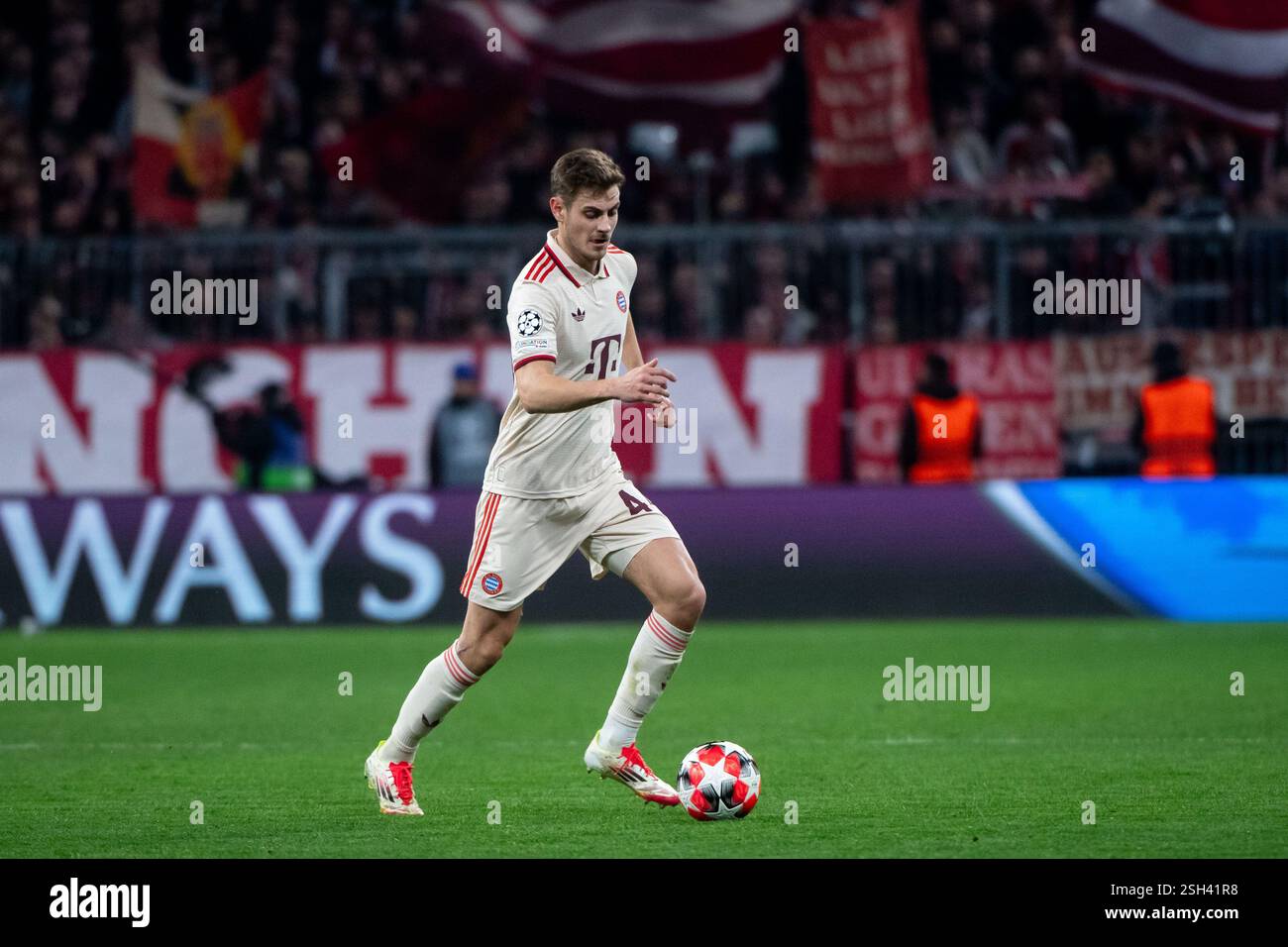 Josip Stanisic (FC Bayern Muenchen, #44) am Ball, GER, FC Bayern ...