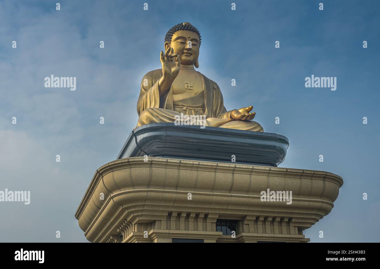 Großer sitzender Buddha aus Metall, Siddhartha Gautama, Fo-Guang-Shan ...