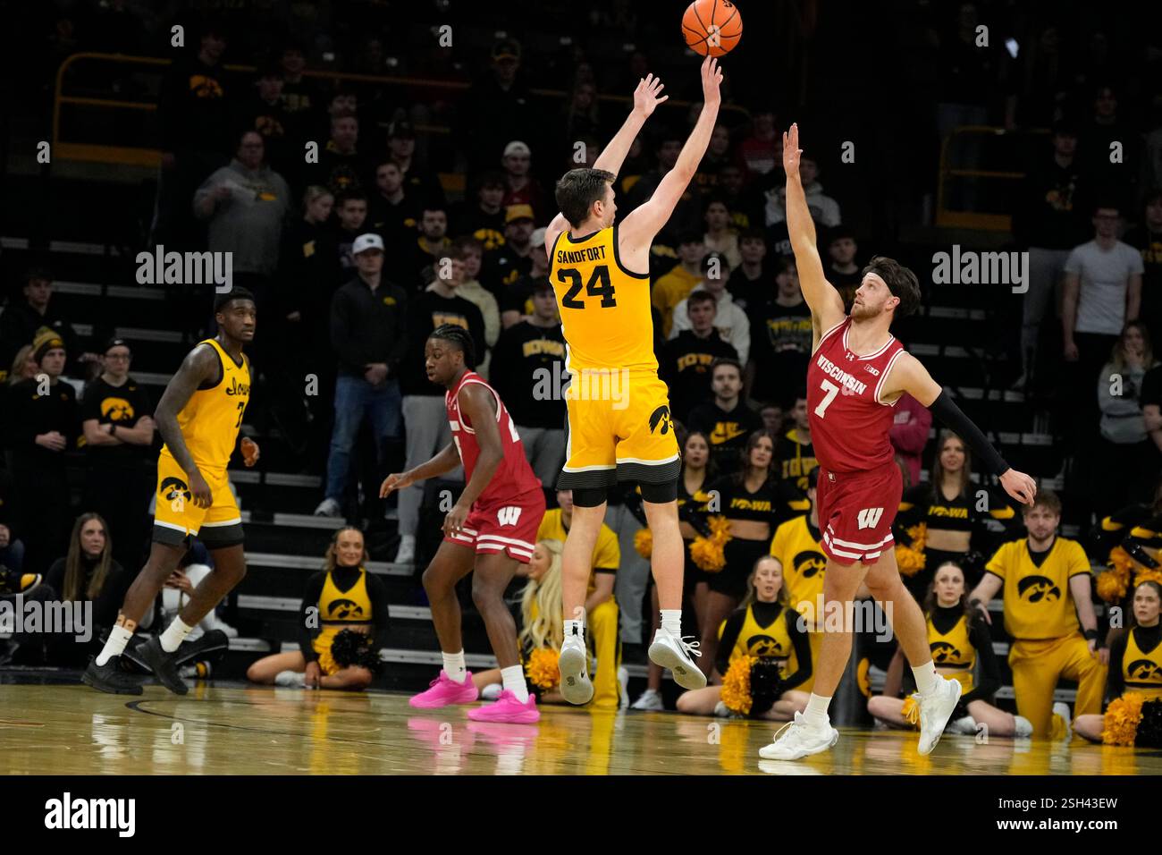 Iowa forward Pryce Sandfort (24) shoots over Wisconsin forward Carter ...