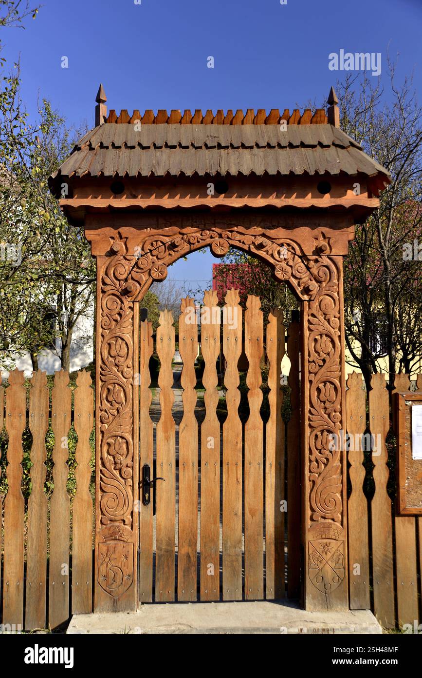 Traditional Szekely Gate in Mures County, Transylvania Stock Photo - Alamy