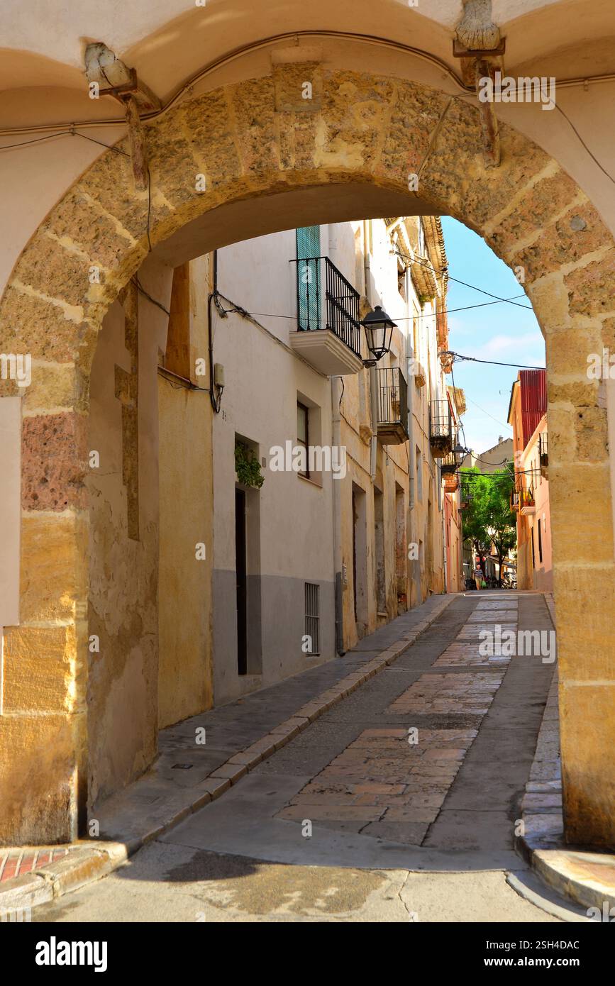 Typical medieval gate arch of Catalonia in Tarragona Stock Photo - Alamy