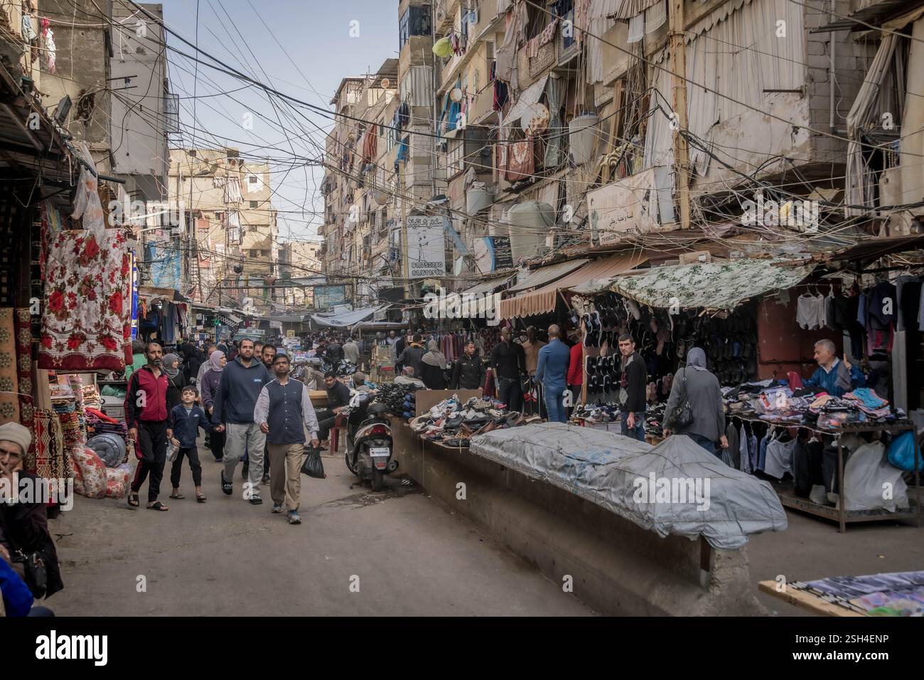 The local Palestinian and Lebanese people in Shatila refugee camp ...
