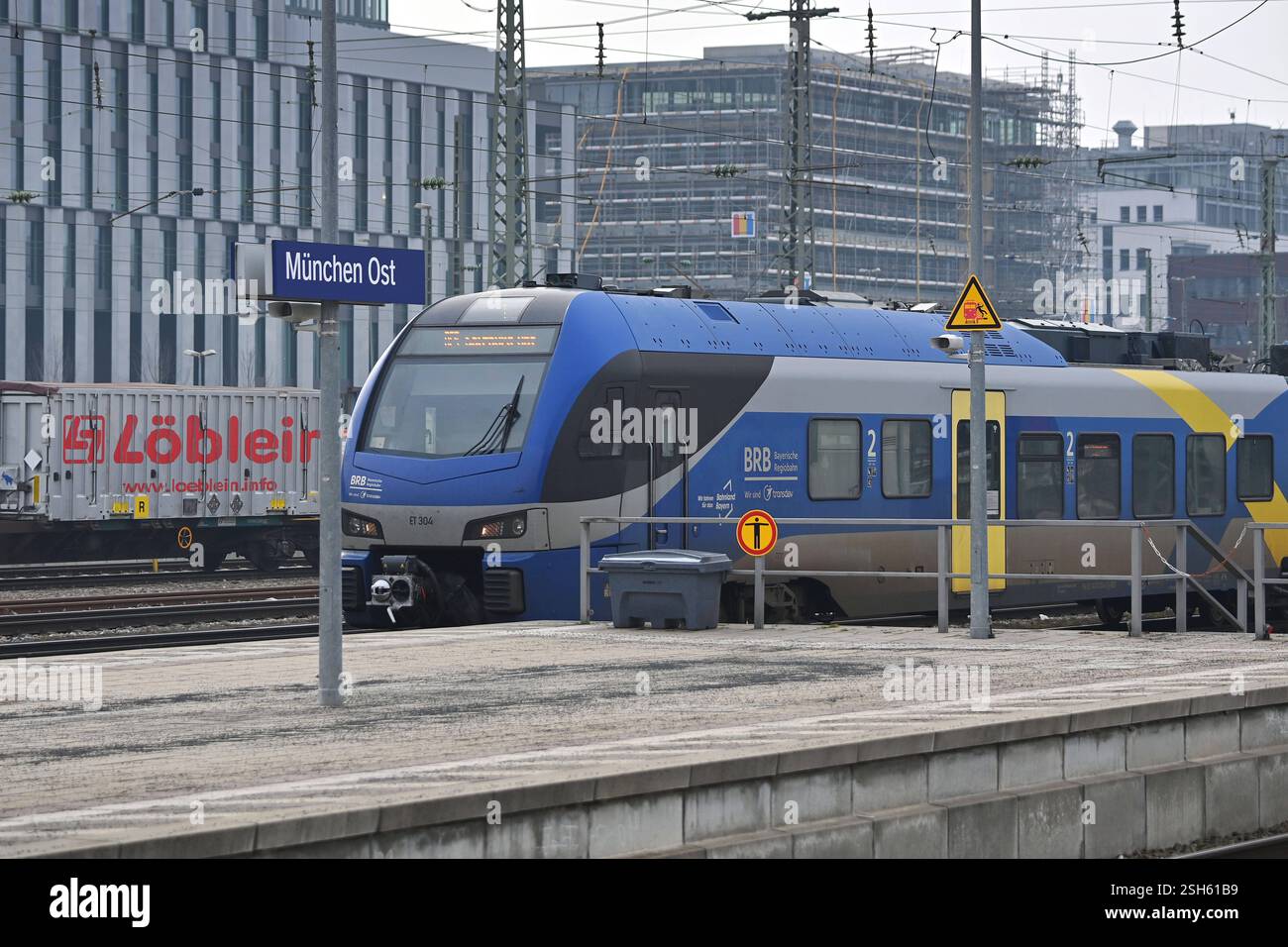Einfahrender Zug der BRB, Bayerische Regiobahn in den Ostbahnhof in ...