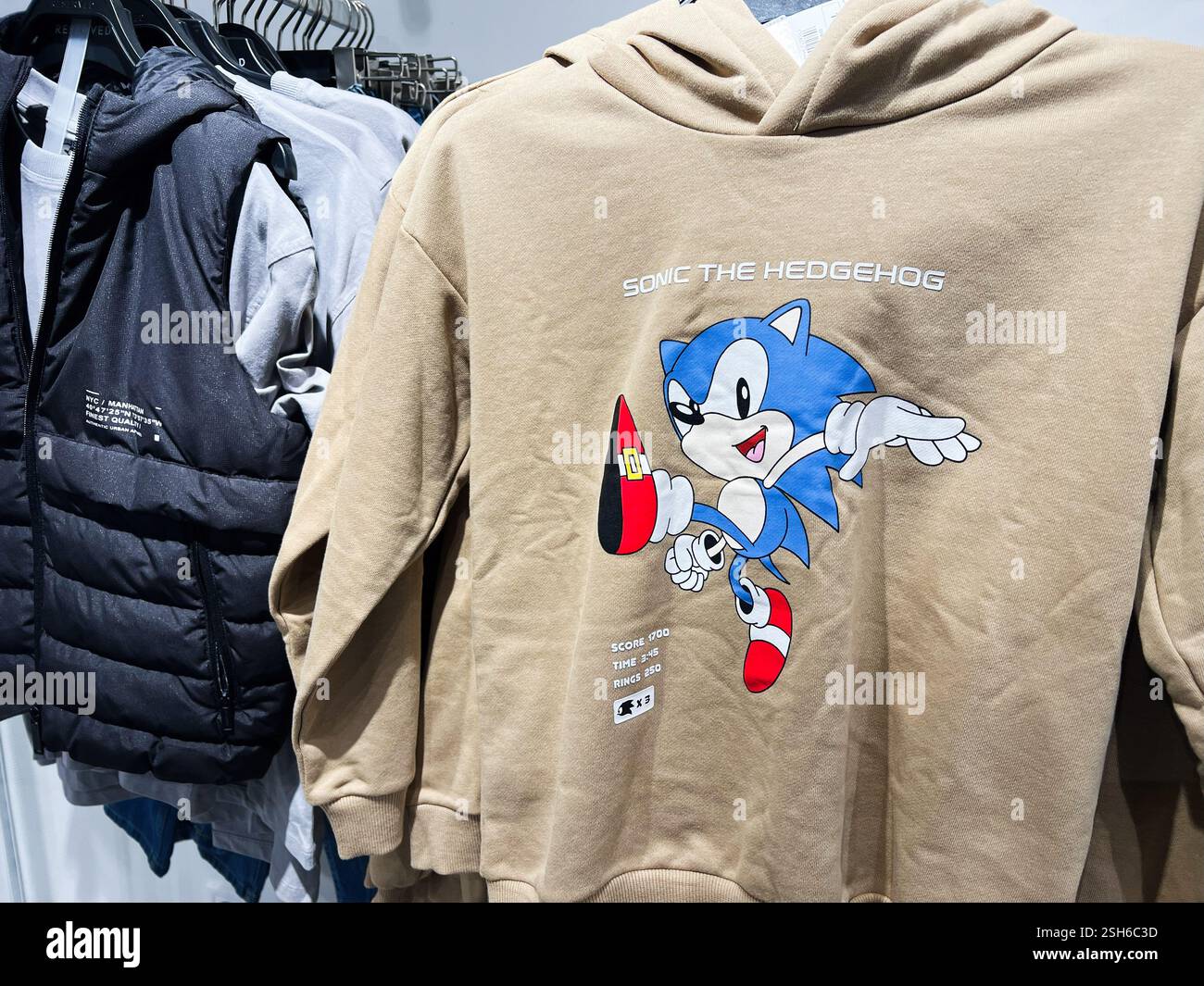 Sonic the hedgehog character hi-res stock photography and images - Alamy