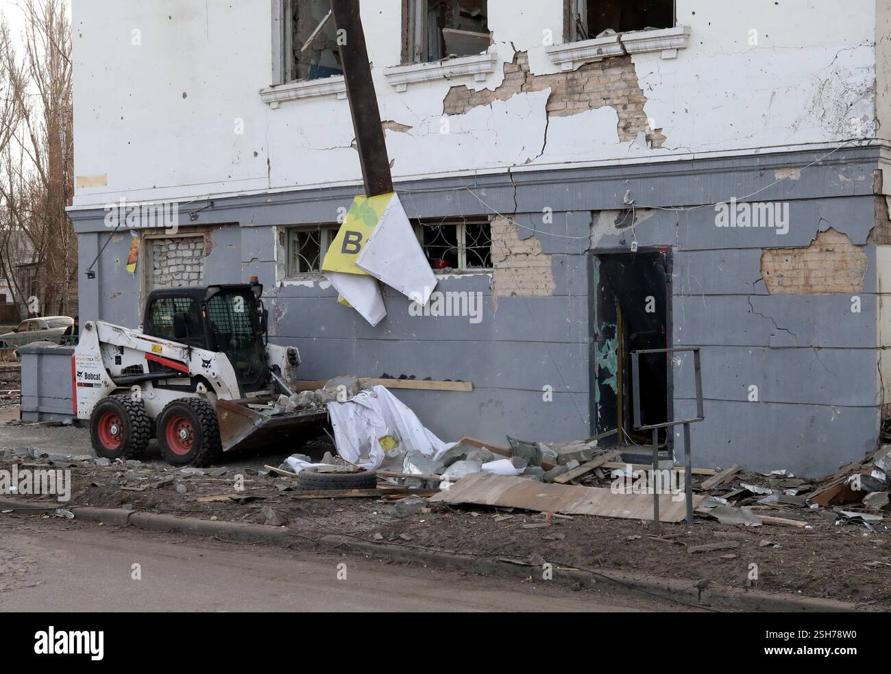 Non Exclusive: KRAMATORSK, UKRAINE - FEBRUARY 10, 2025 - A loader ...